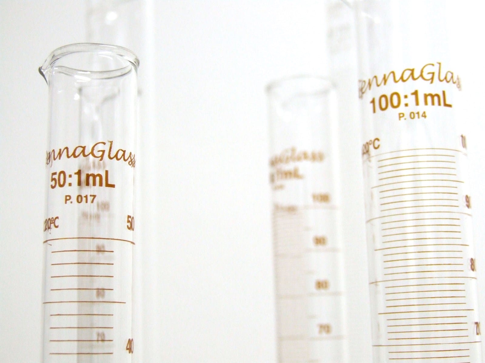 Se tiene 0,370 mol de M2O3 que pesa 55,46 g. Determina en qué periodo ...